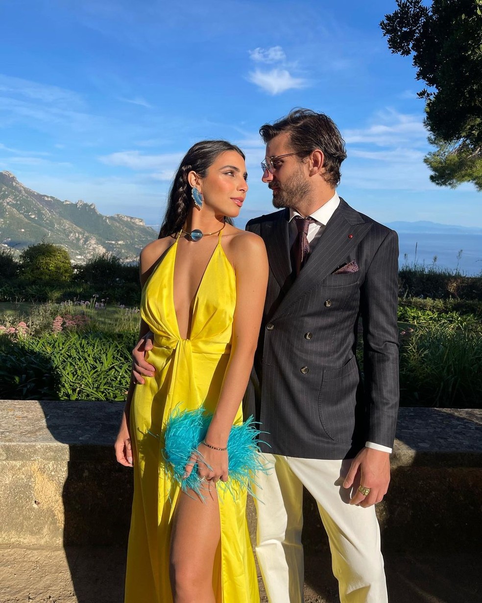 Nua, Rayssa Bratillieri toma banho de cachoeira com o namorado