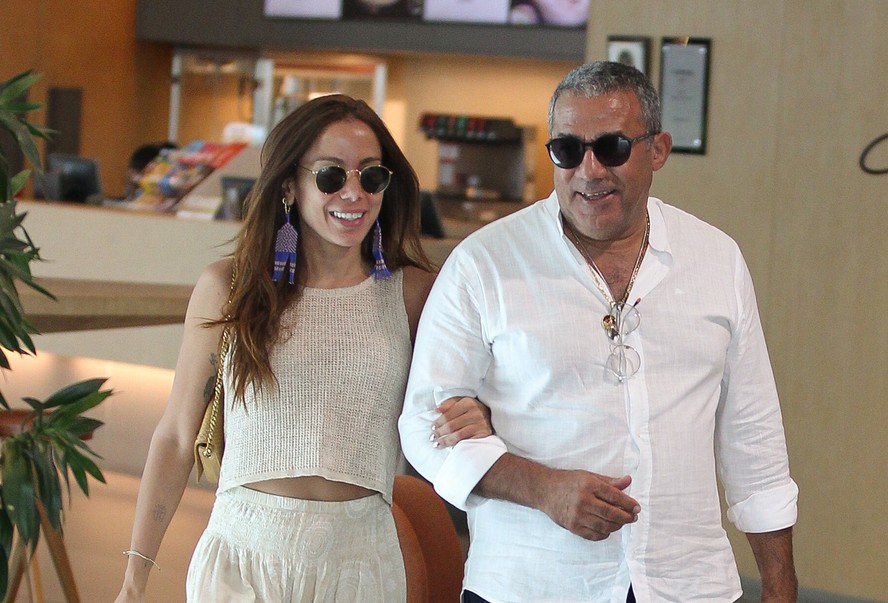 Anitta vai ao cinema com o pai e atende fãs no Rio de Janeiro; fotos