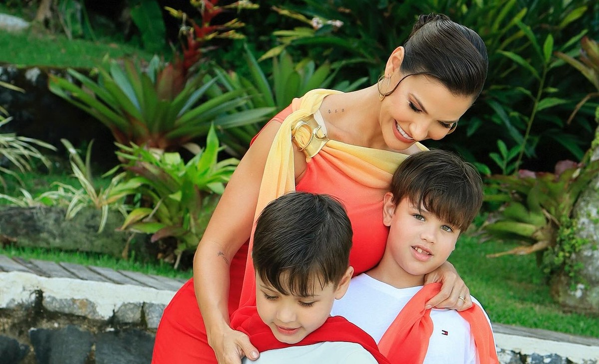 Andressa Suita usa vestido de R$ 15 mil para ensaio na praia com os filhos