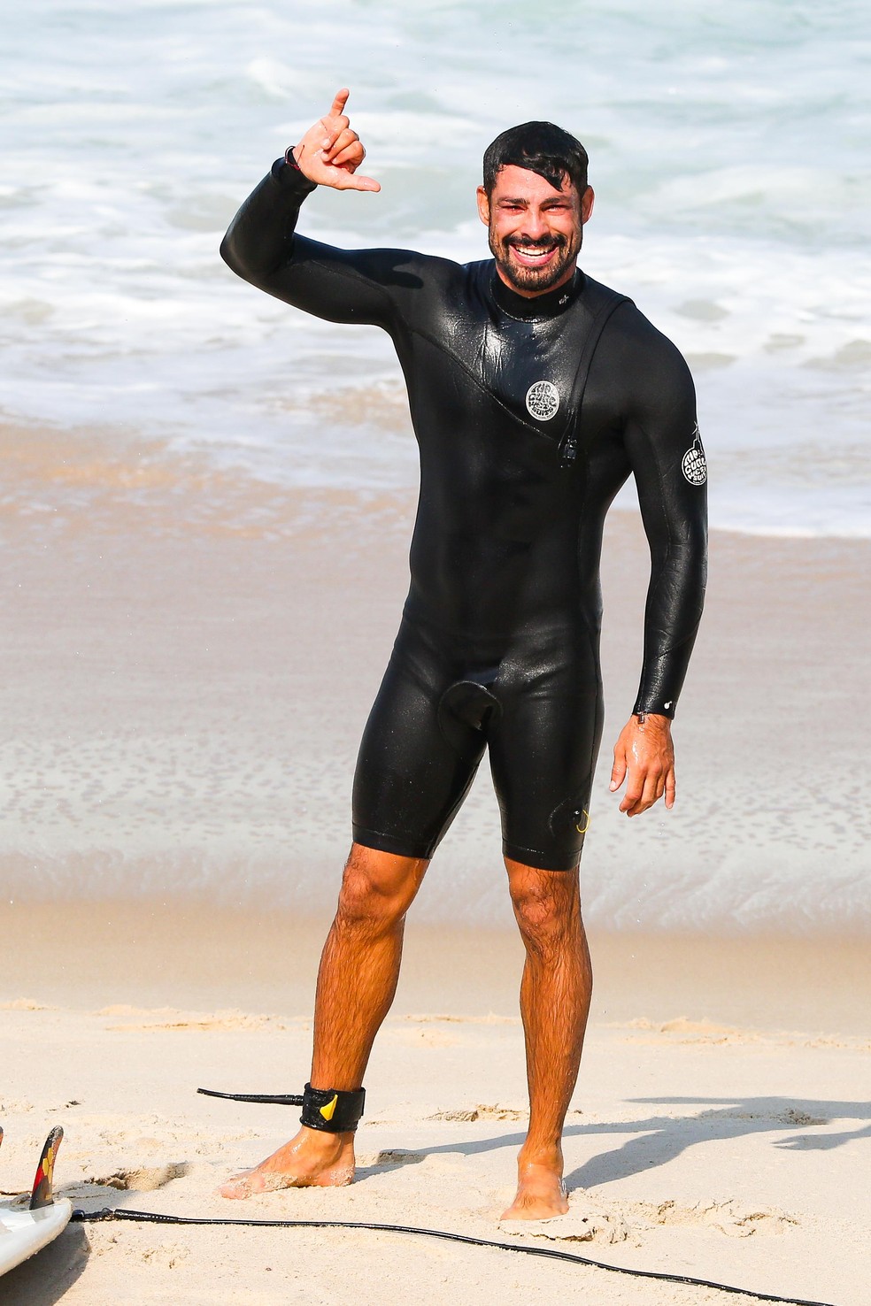 Cauã Reymond comemora aniversário surfando no Rio de Janeiro; fotos