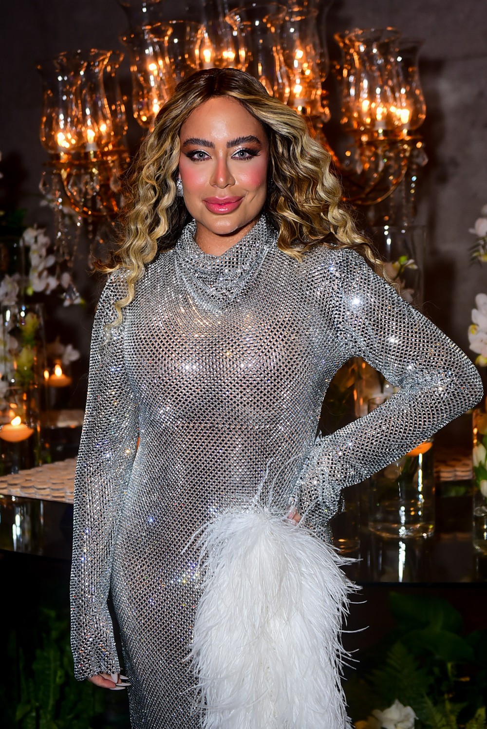 Rafaella Santos, irmã de Neymar, aposta em look com brilho e plumas ...