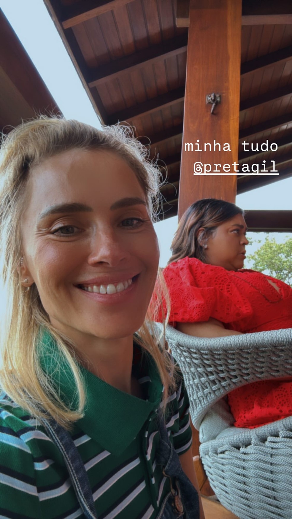 Carolina Dieckmann assiste jogo do Flamengo com Preta Gil e imita Gabigol