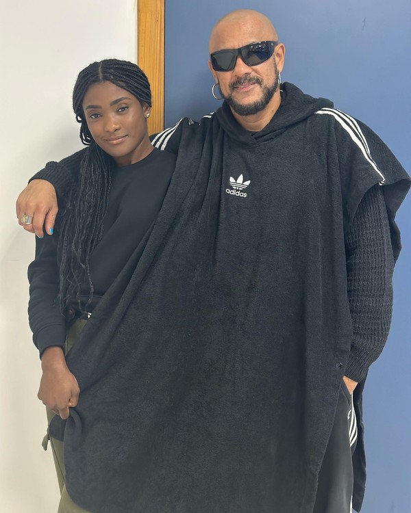 Erika Januza e produtor Jose Junior, do AfroReggae, trocam beijos em viagem