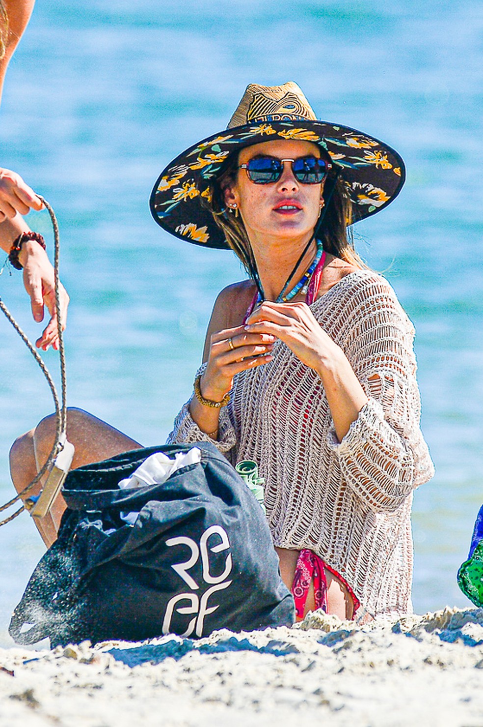 Alessandra Ambrosio curte passeio de barco com a família em Florianópolis