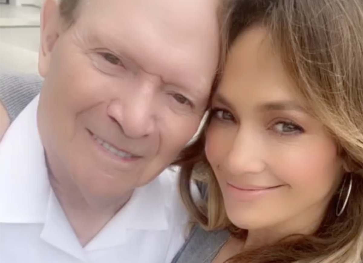 Jennifer Lopez aparece em raro registro com o pai na web