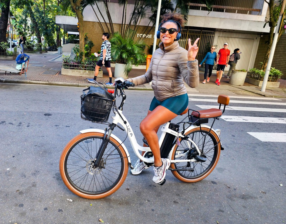 Sheron Menezzes interrompe passeio de bike e reage ao ser fotografada por paparazzo