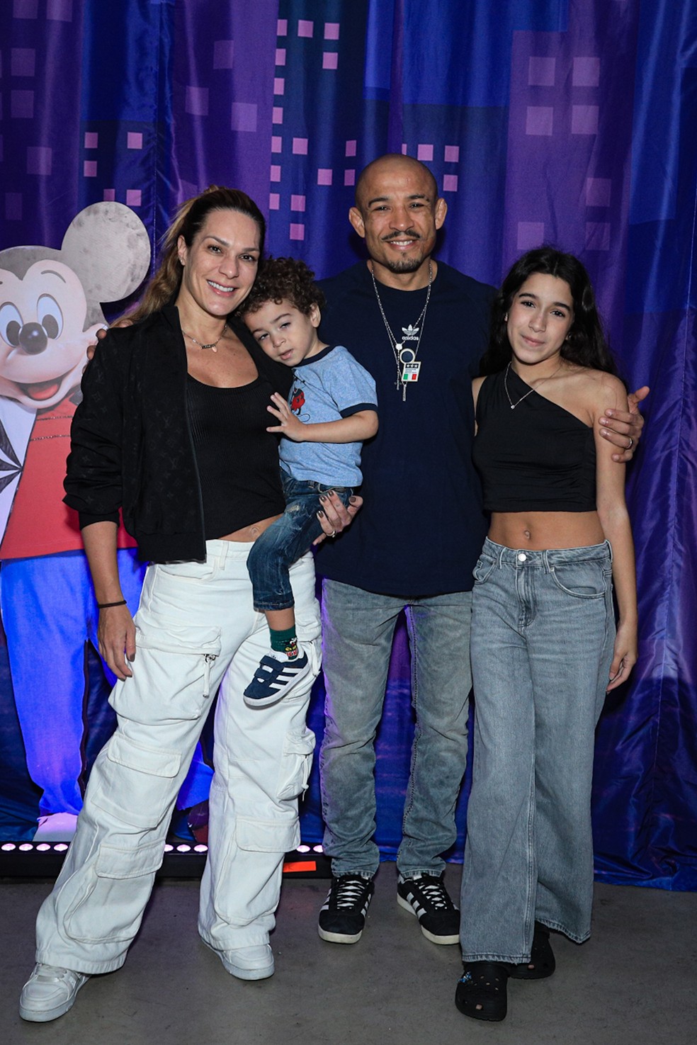 Pedro Scooby e Cintia Dicker levam a caçula, Aurora, para o Disney On ...