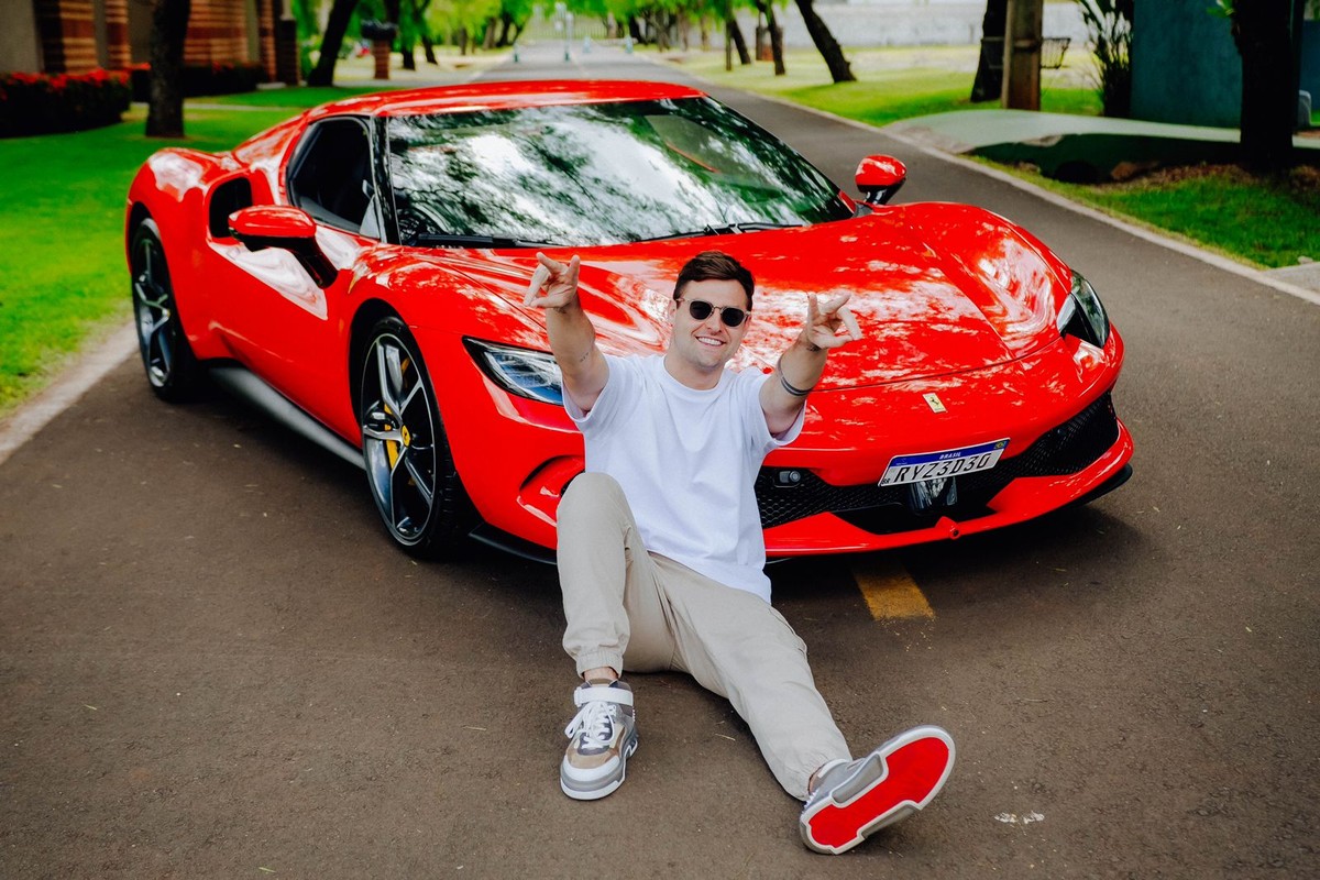 Influenciador Rezende compra Ferrari de R$ 4,5 milhões: 'É um sonho'