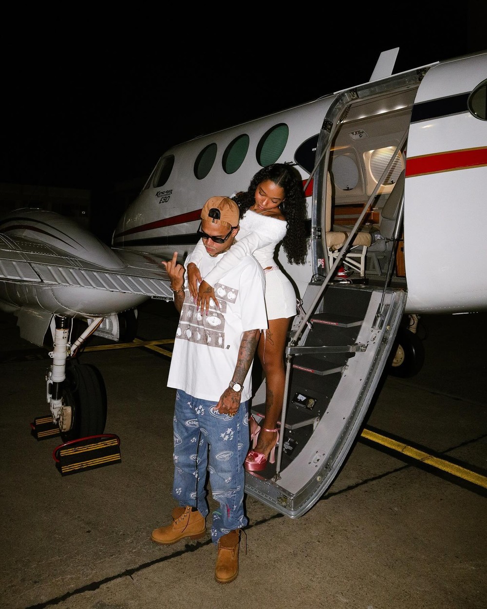 MC Cabelinho posa em clima de romance com Slipmami em jatinho