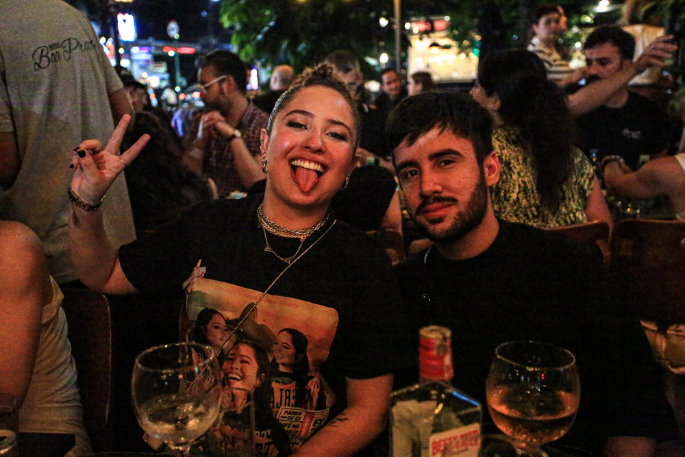 Mari Fernandez gasta R$ 45 mil em bar para comemorar contrato com gravadora