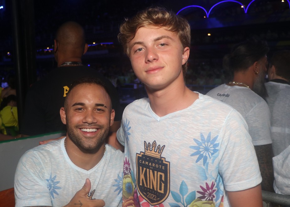 Benício Huck curte Desfile das Campeãs com amigo na Sapucaí