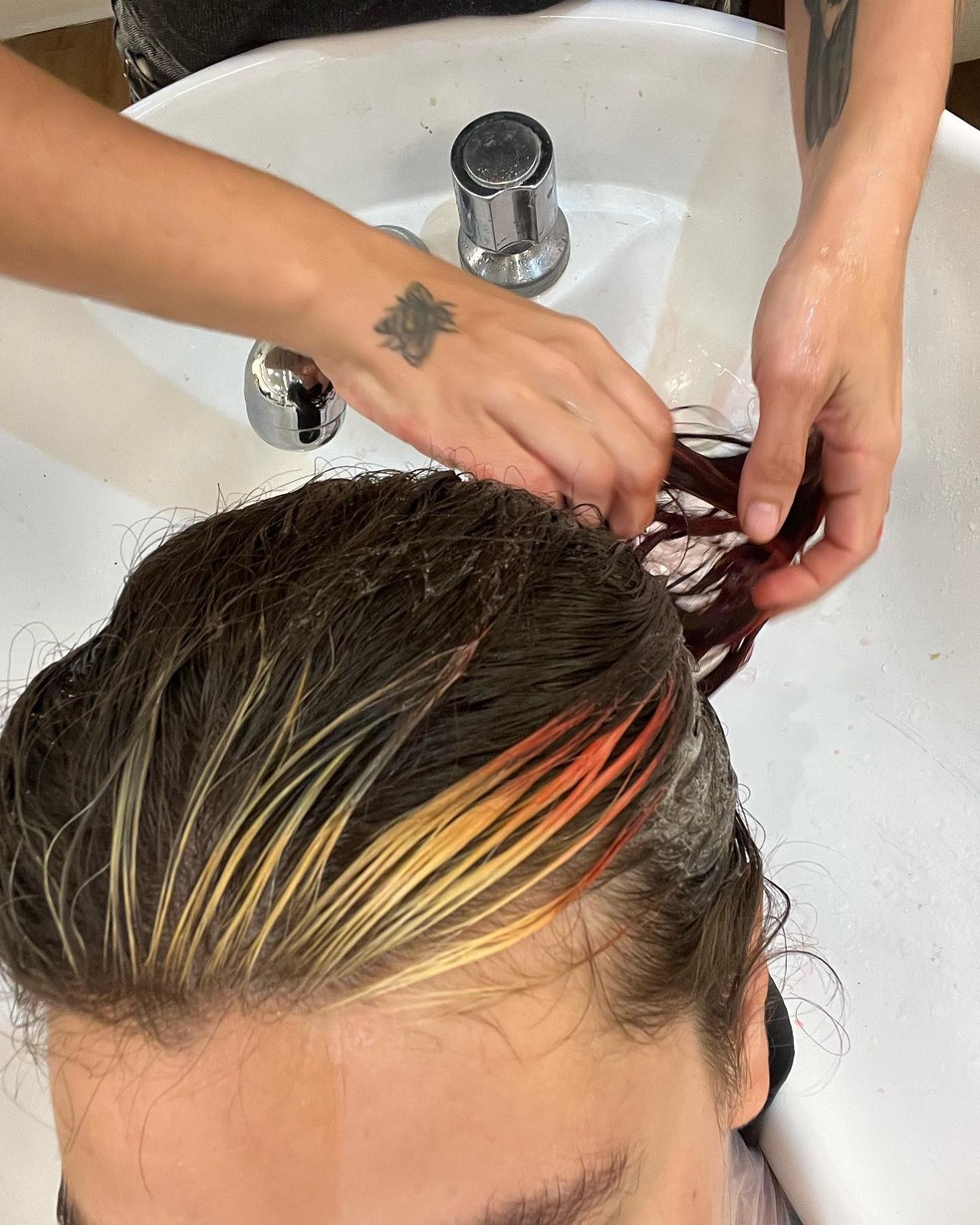 De biquíni, Allanis Guillen, a Juma de 'Pantanal', coloca a leitura em dia