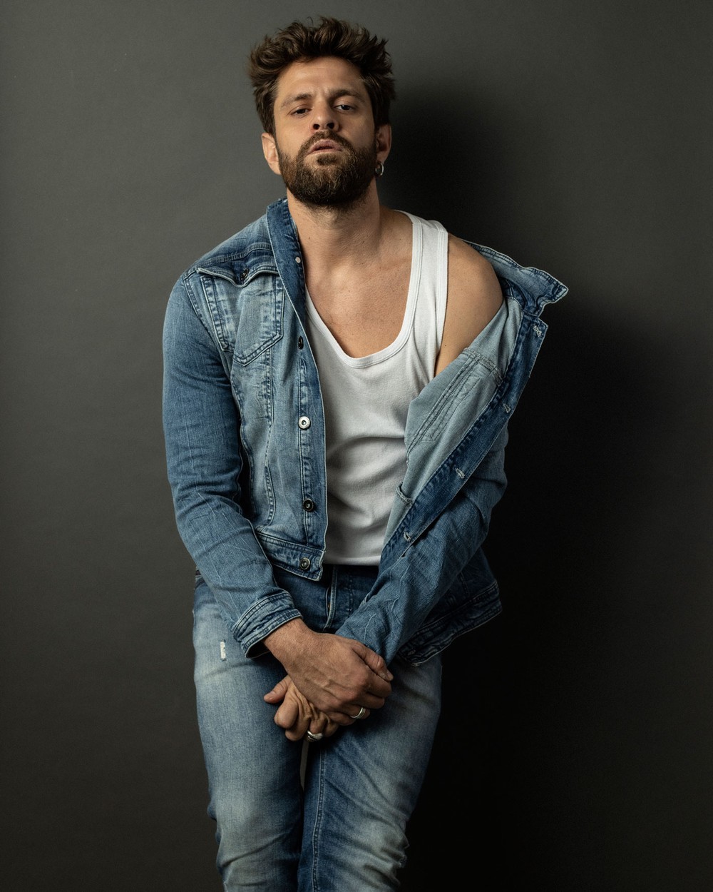 Alejandro Claveaux avalia trajetória artística e celebra liberdade para expor sexualidade