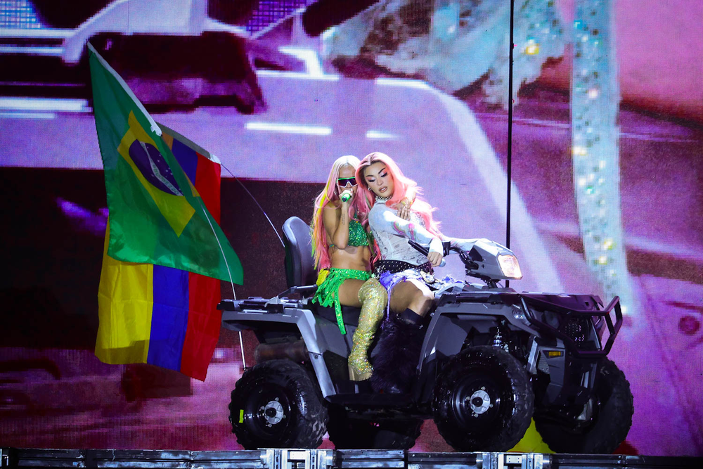 Karol G faz homenagem ao Brasil em show lotado em São Paulo; fotos
