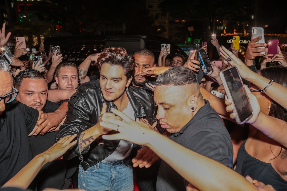 Luan Santana causa alvoroço em encontro de seus sósias; fotos