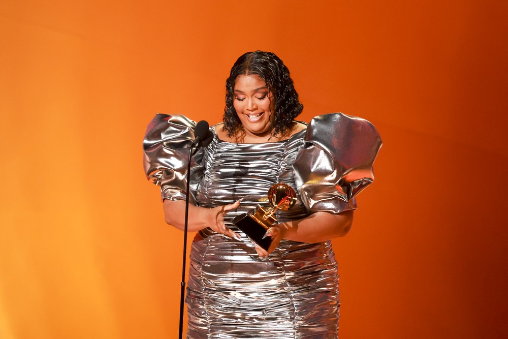 Lizzo faz homenagem a Beyoncé ao ganhar Grammy: 'Você mudou minha vida'