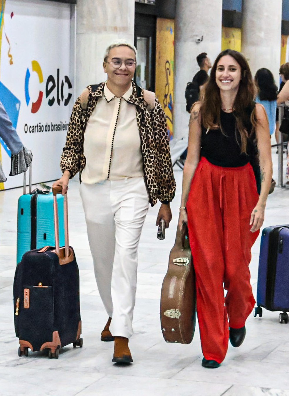 Sorridentes, Maria Gadú e a namorada, Ana Paula Popi, são clicadas no Rio