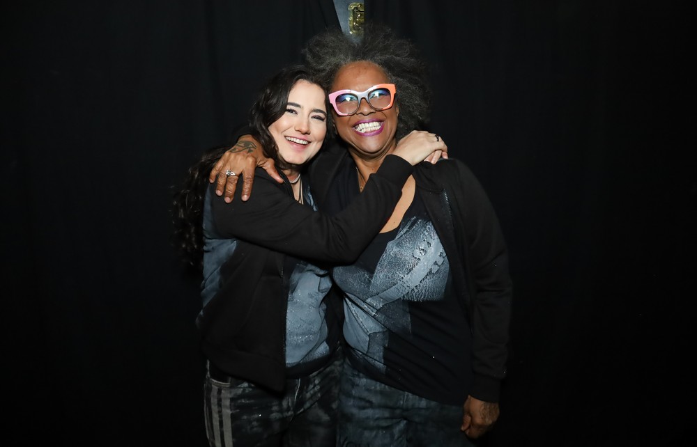 Sandra Sá ganha beijo de sua mulher ao celebrar aniversário no palco