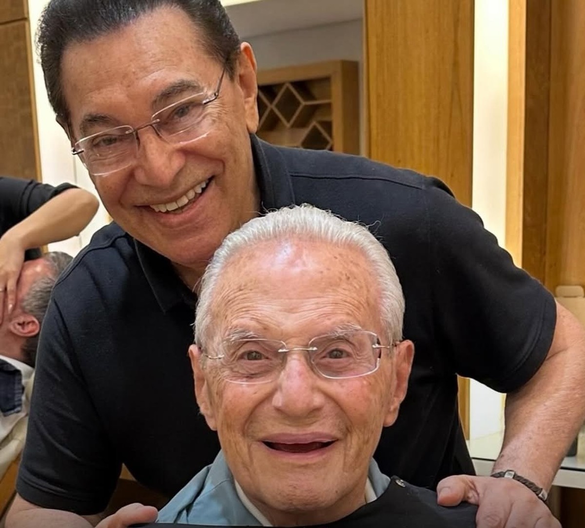 Jassa, cabeleireiro de Silvio Santos, cuida do visual de Paulo Maluf aos 93