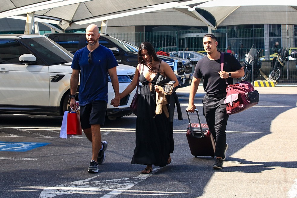 Ex-BBB Fernanda Bande é clicada em aparição rara com namorado em ...