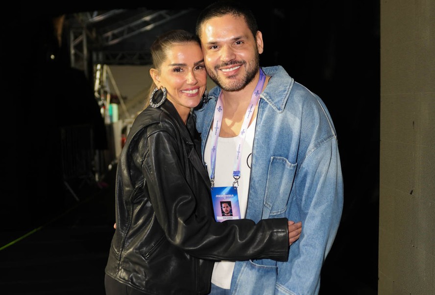 Deborah Secco faz primeira aparição com o novo namorado, Dudu Borges