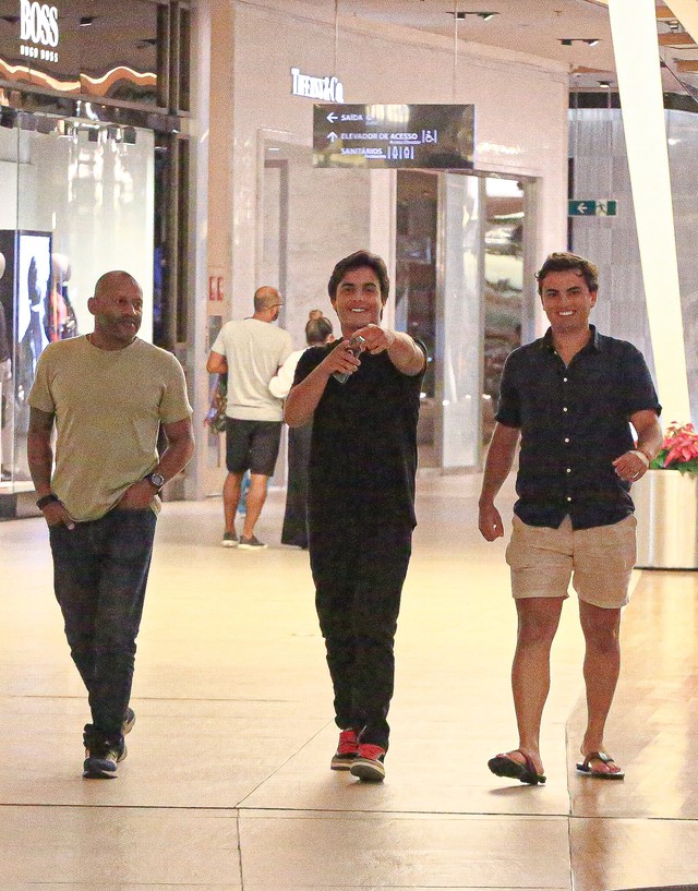 Sorridente, Marcelo Cady, filho de Ivete Sangalo, passeia em shopping ...