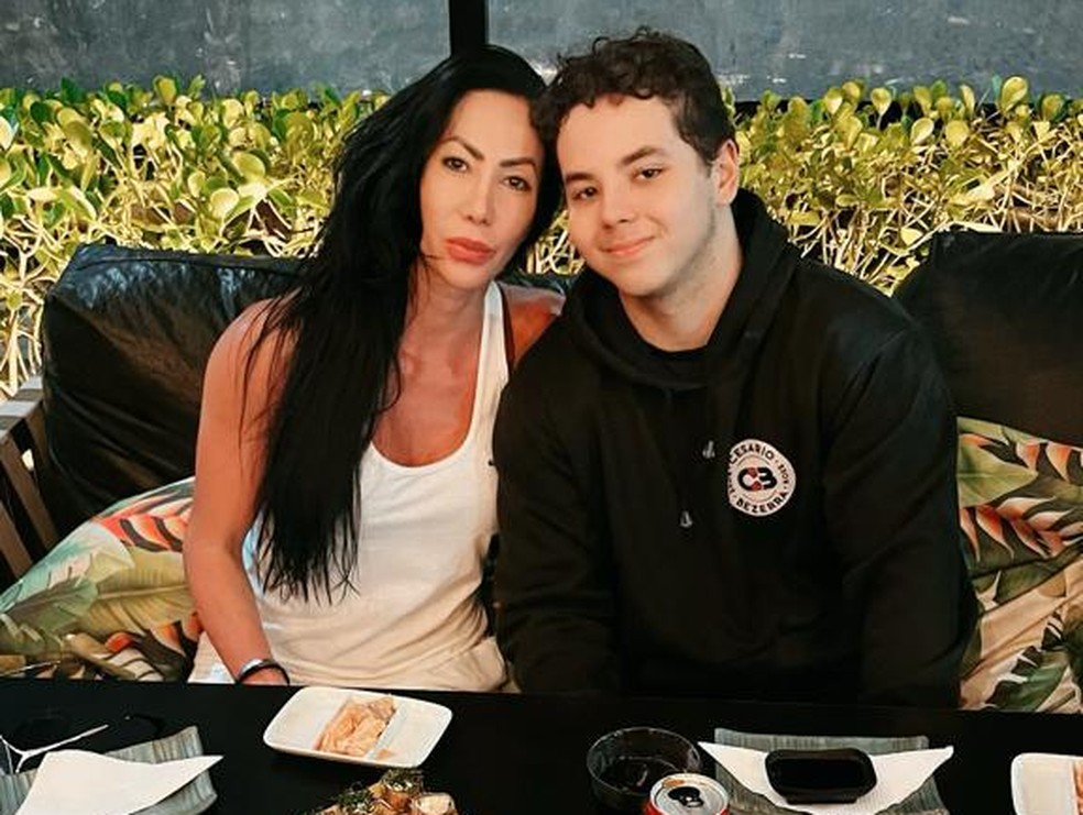 Fisiculturista Michele Umezu, ex de Ronaldo, usa fio-dental e mostra ...