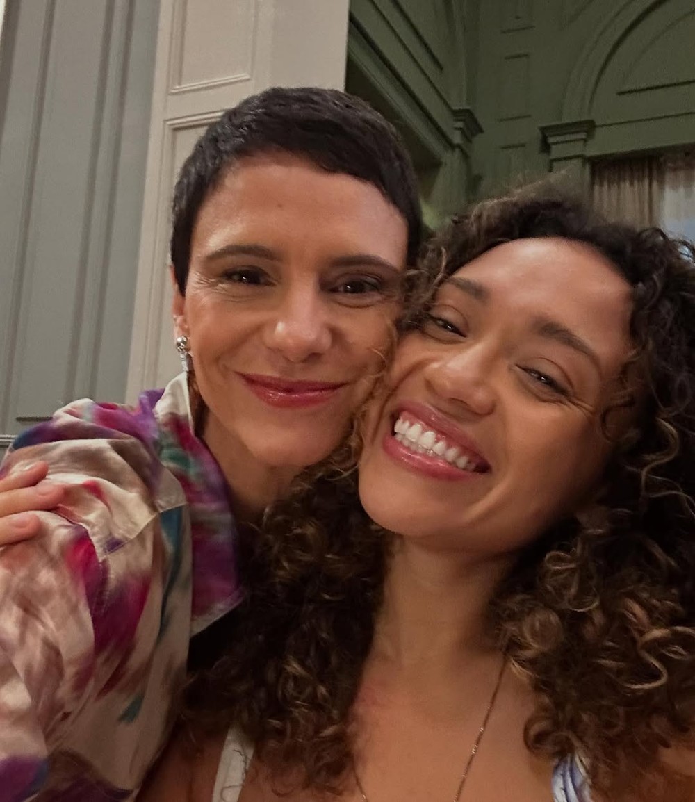 Bella Campos e Malu Galli fazem selfies nos bastidores de 'Vale Tudo'