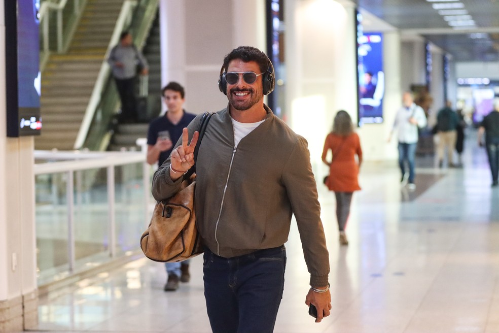 Cauã Reymond embarca em nova viagem após férias com a filha