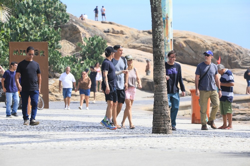 Anthony Keidis e John Frusciante, do Red Hot Chili Peppers, passeiam em ...