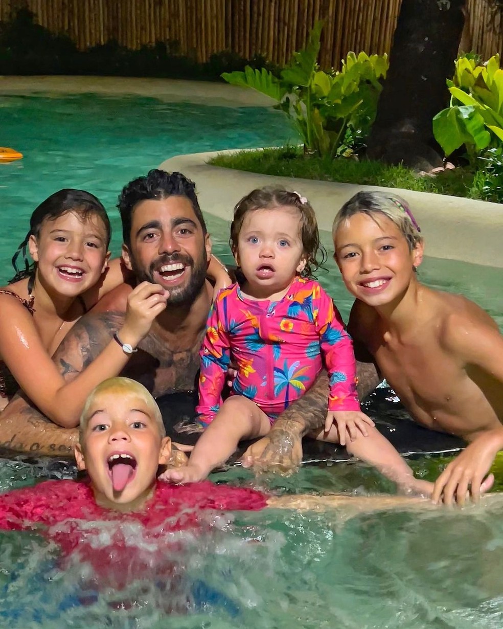 Pedro Scooby reúne os quatro filhos na Bahia, e 'ensina' caçula a pegar ...