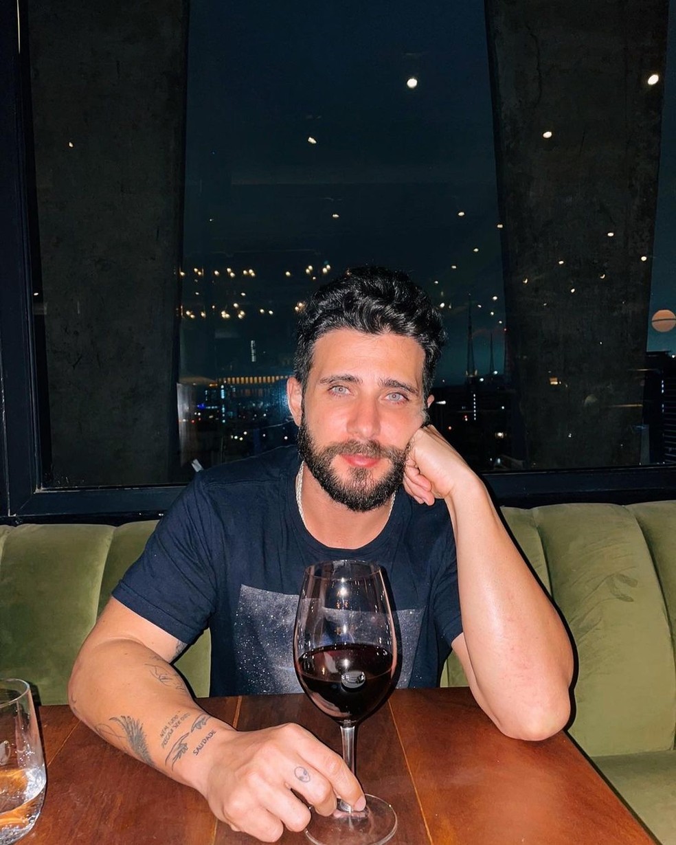 Namorado de Bernadete em 'Chocolate com Pimenta' exibe corpo sarado na web