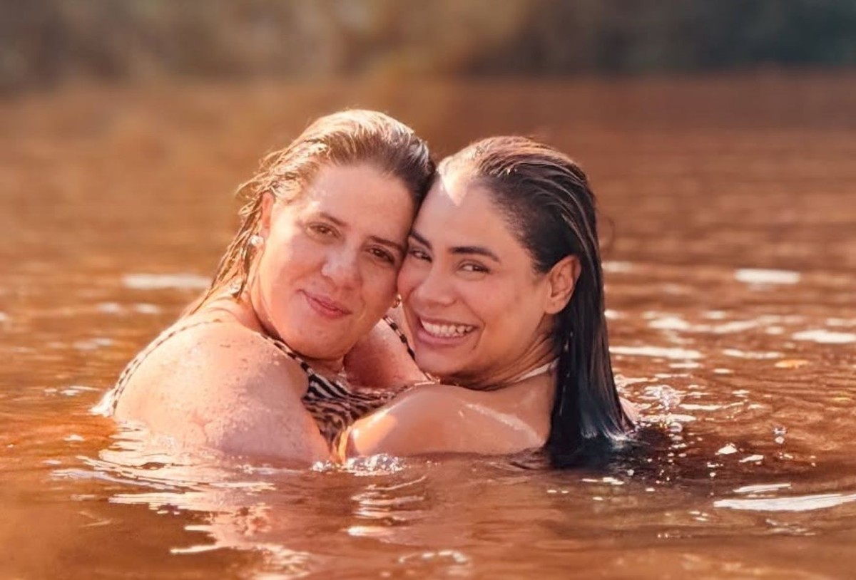 Lexa e Tati Machado viajam juntas para o Amazonas e posam em banho de rio: 'Eu vejo você'