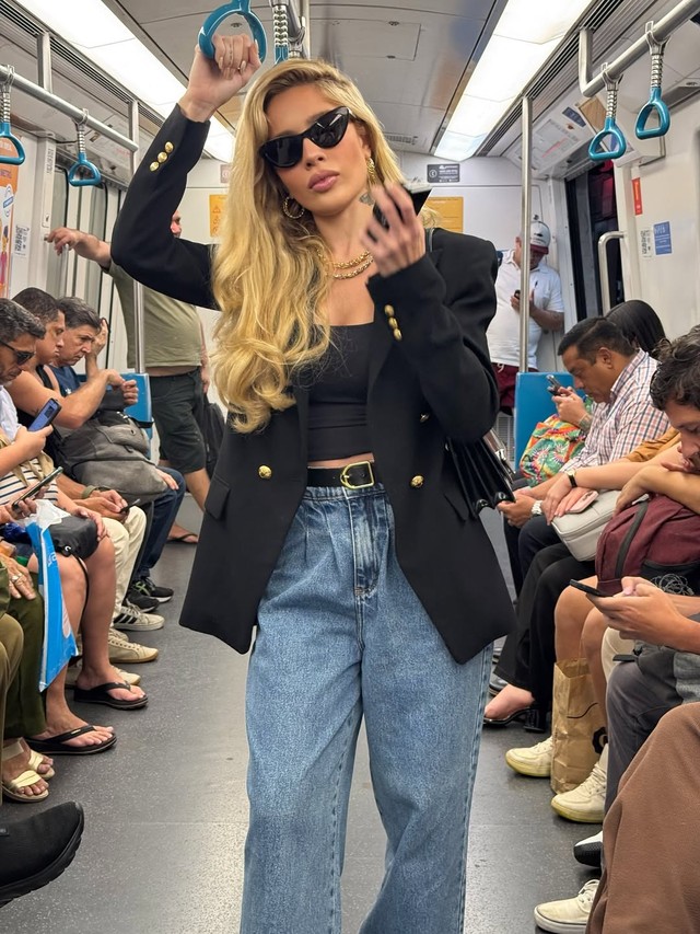 Karoline Lima anda pela primeira vez de metrô no Rio; fotos