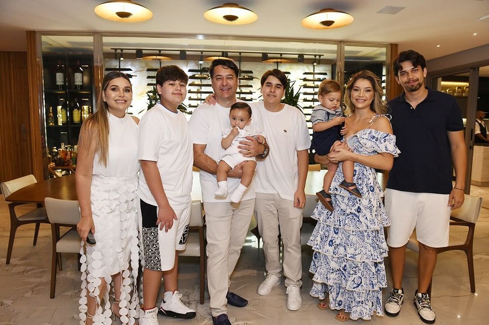 Viúva de Leandro vai com o atual marido a show de Leonardo