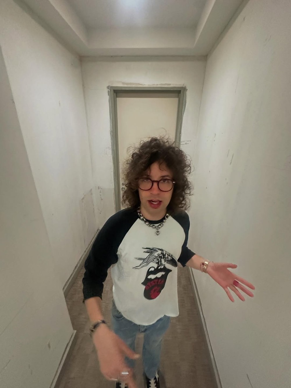 Mudou muito? Lucas Jagger aparece loiro em foto antiga com a mãe ...