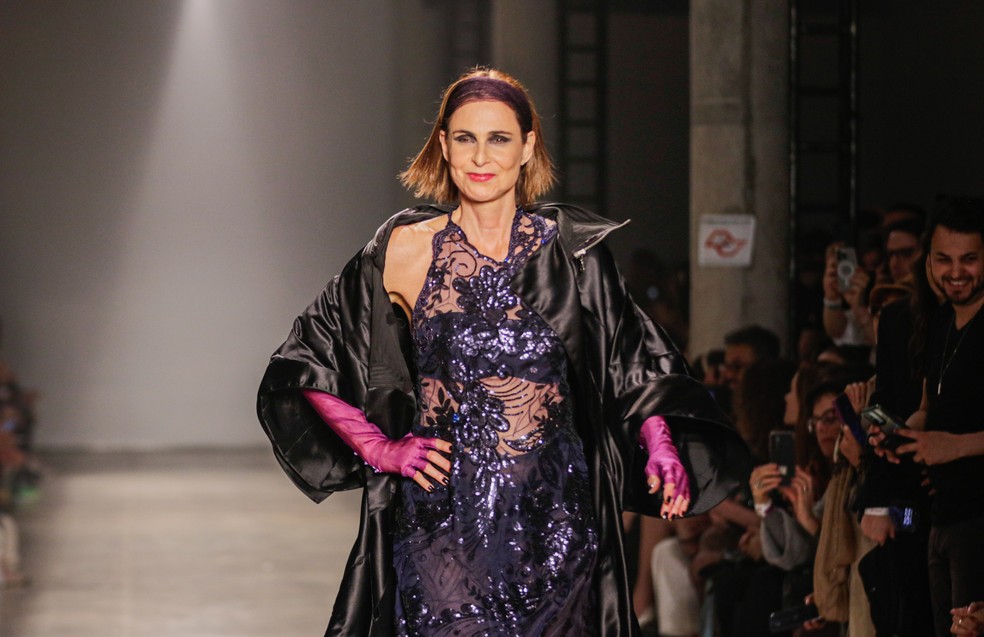 Silvia Pfeifer, Sérgio Marone e Anttónia desfilam no encerramento da ...