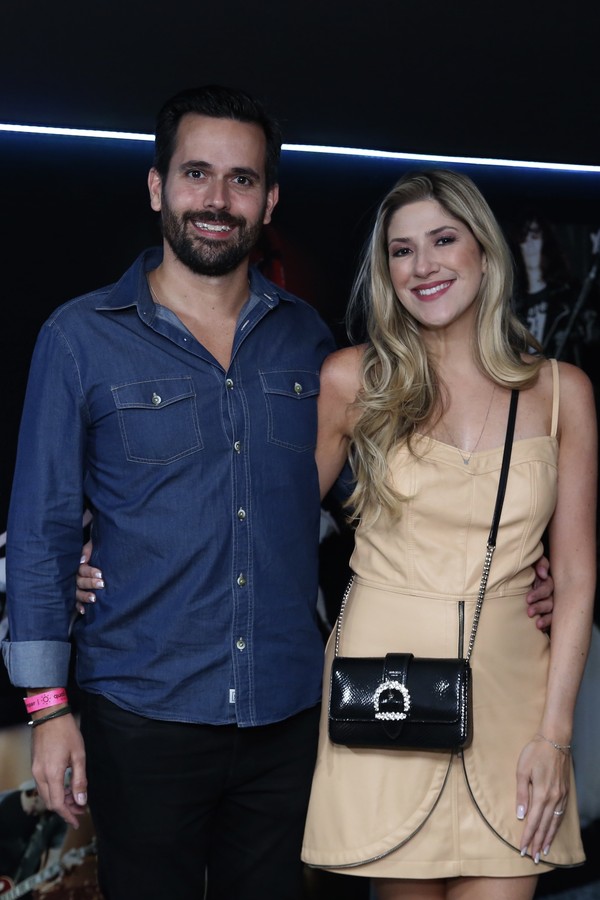 Recém-casados, Dani Calabresa e marido beijam muito em show de Luan Santana