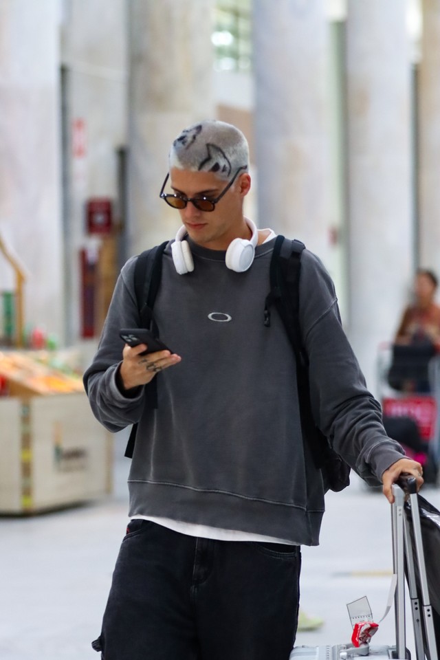 Ex-BBB Gabriel Fop desembarca no Rio com novo visual