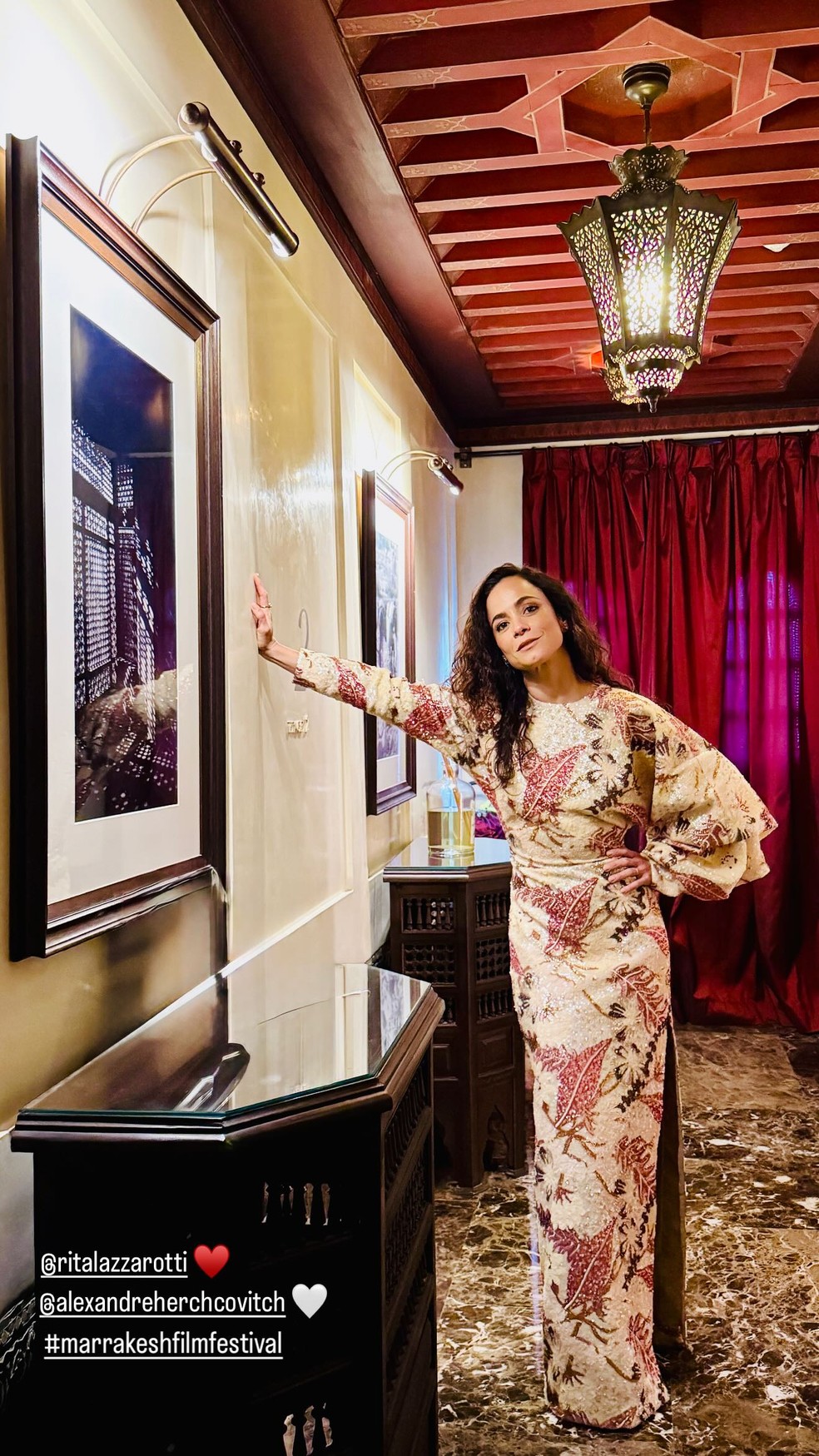 Alice Braga aparece coladinha à namorada, Renata Brandão, em registro raro
