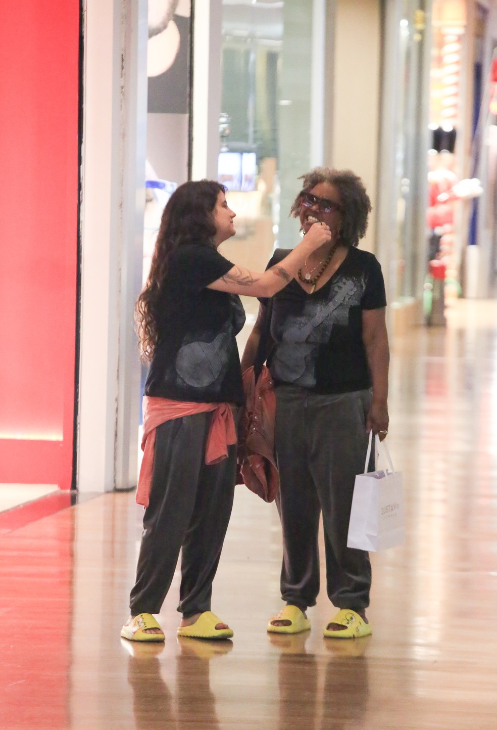 Sandra Sá passeia de mãos dadas com a esposa, Simone Malafaia