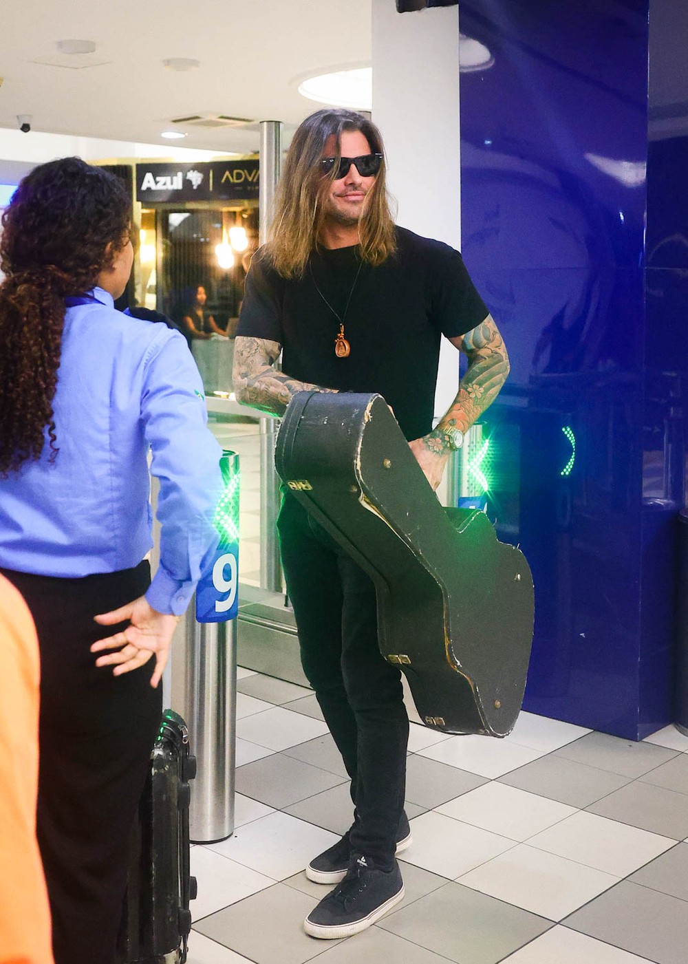 Com Wanessa Camargo fora do BBB 24, Dado Dolabella embarca sorridente ...