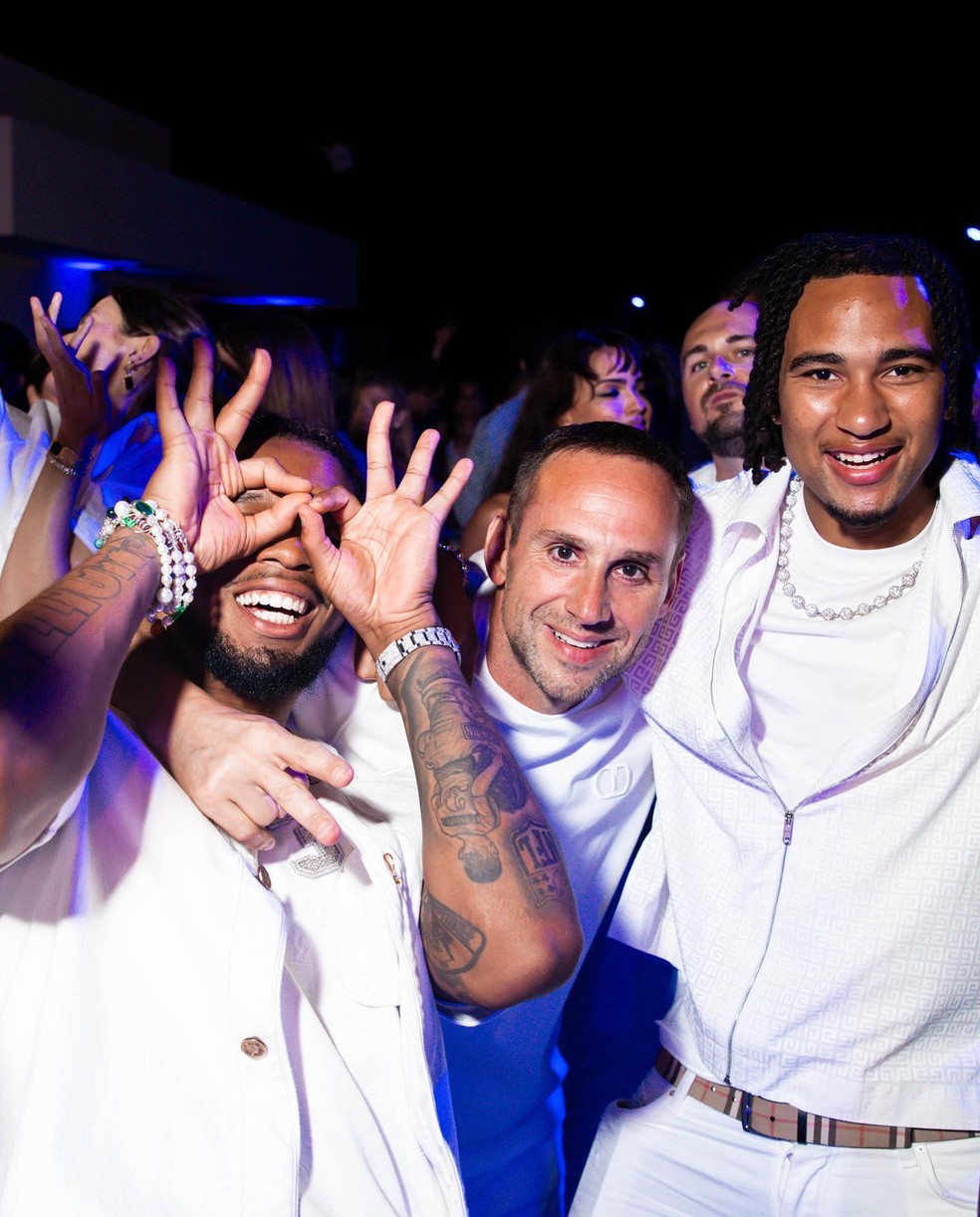 Jogador Mbappé posa para foto ao lado de Jay-Z em 'festa do branco ...