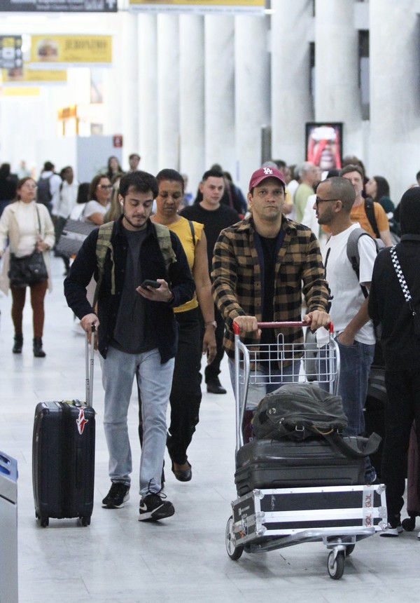 Armando Babaioff circula com namorado por aeroporto no Rio