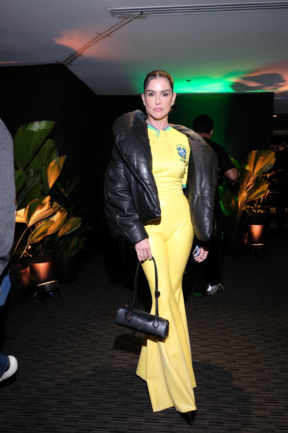 Deborah Secco e namorado torcem pelo Brasil em jogo das eliminatórias ...