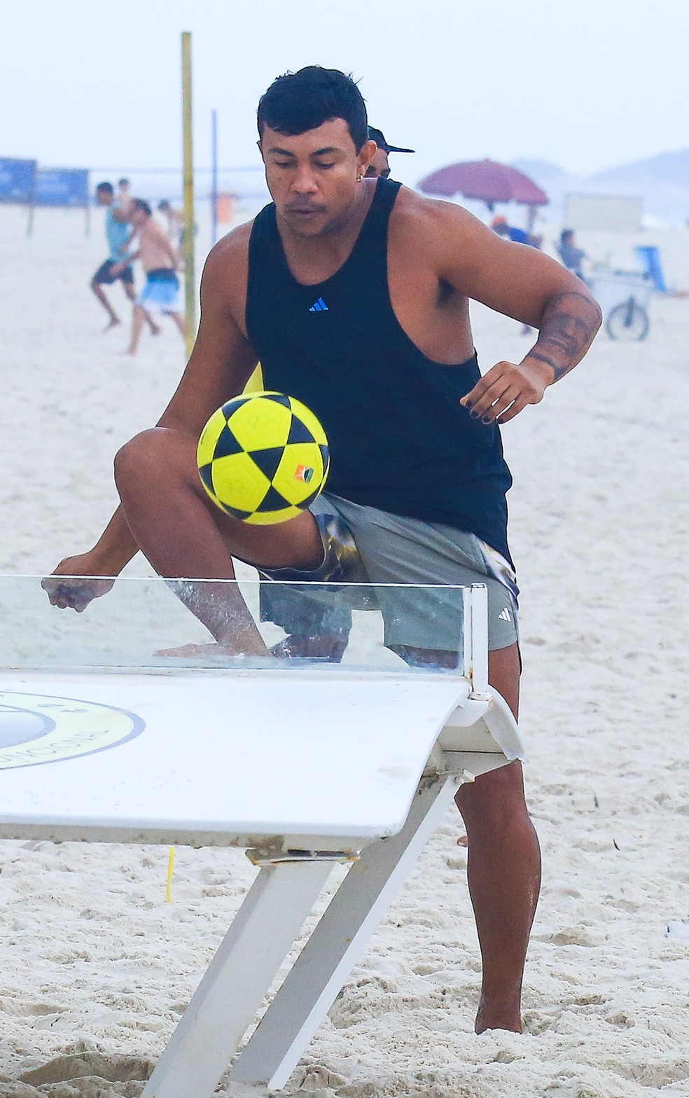 Xamã mostra habilidade ao jogar futmesa na Praia na Barra; fotos