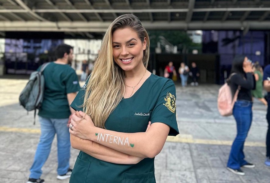 Ex-BBB Isabella Cecchi comemora nova etapa da faculdade de medicina