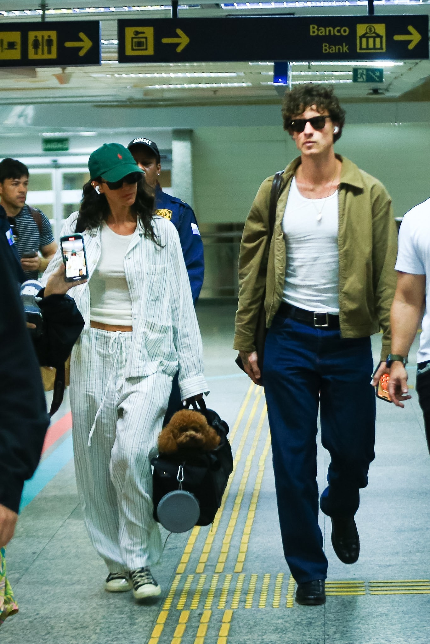 Bruna Marquezine e Shawn Mendes se beijam durante passeio por NY
