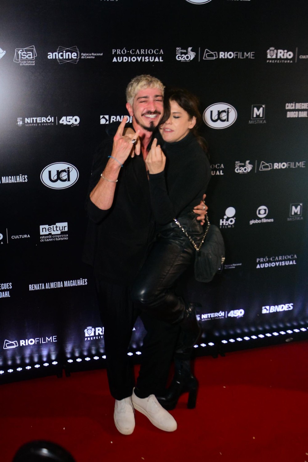 Johnny Massaro e Bárbara Paz trocam selinhos em première no Rio