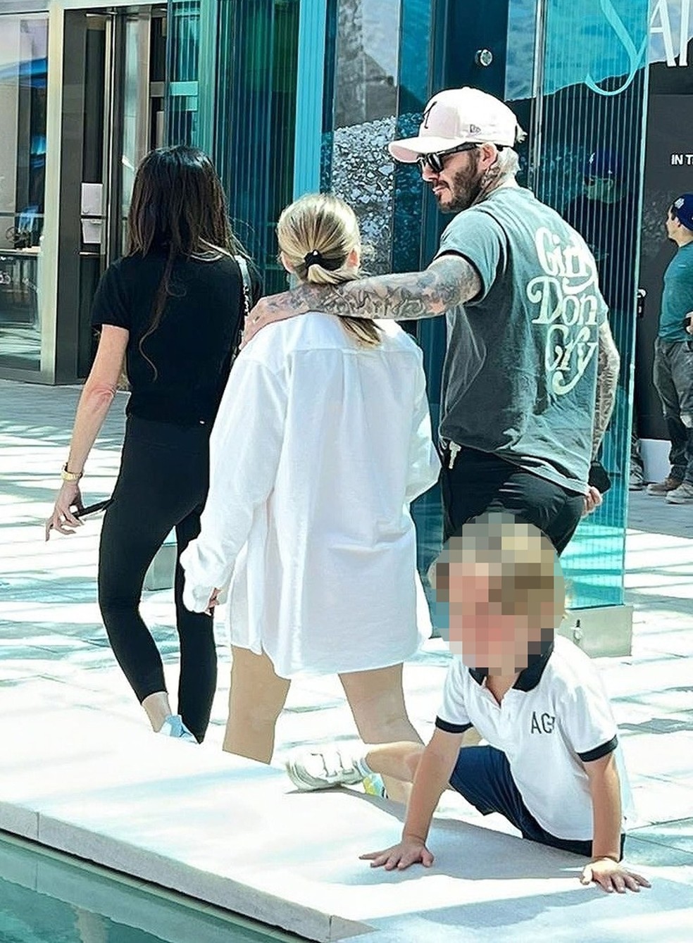David Beckham passeia abraçado com a filha, e seriedade de Victoria ...